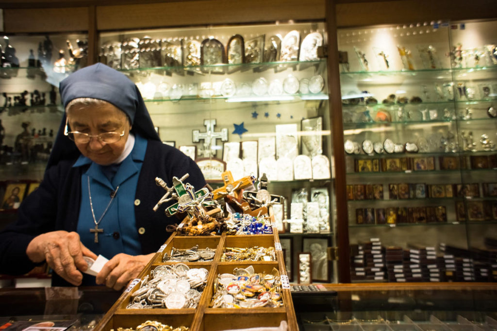 A Guide for Shopping Vatican Jewelry and Souvenirs - Pope Web - Vatican ...